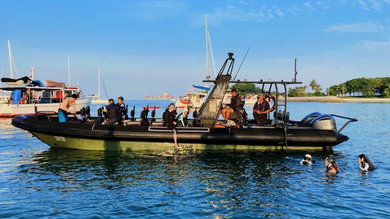 RHIB ride in Singapore · Asian Trails